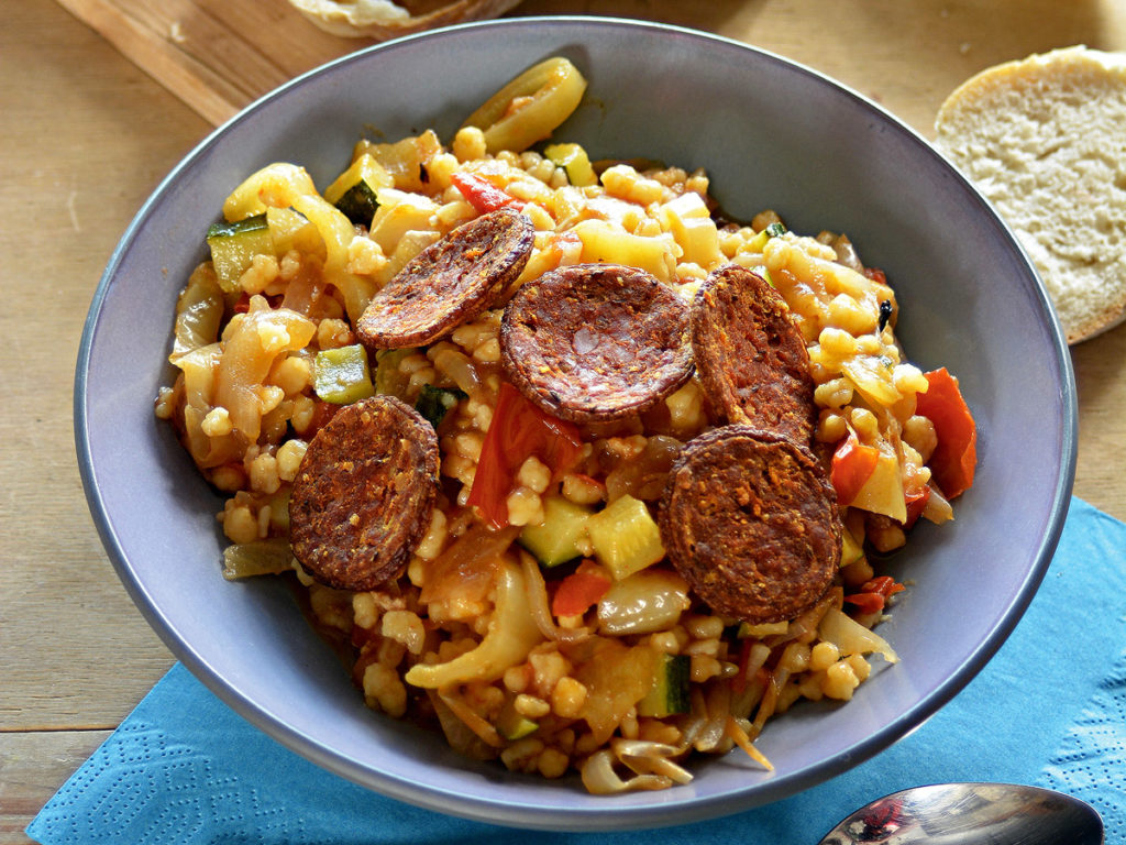 Nem múlhat el nyár nélküle! Tarhonyás lecsó kolbászchipsszel - Nők Lapja