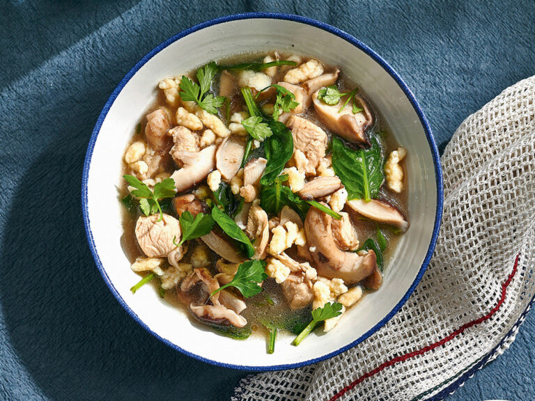 Csirkés, spenótos gombaleves házi csipetkével - Nők Lapja