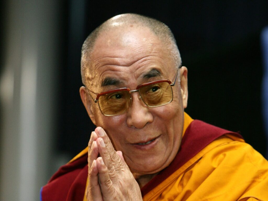 Bocsánatot kért a dalai láma, amiért szájon csókolt egy gyereket - Nők ...