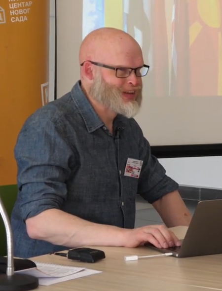 Lehetséges 30 nyelven beszélni? Richard Simcott szerint igen