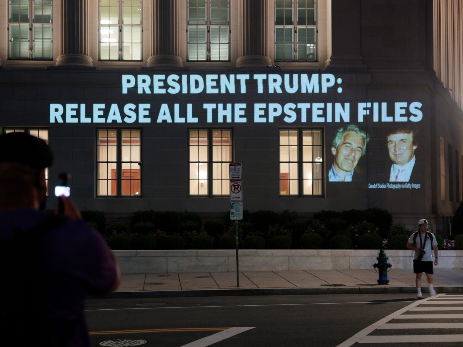 Trump mindig terel az Epstein-ügy kapcsán, de mi az igazság?
