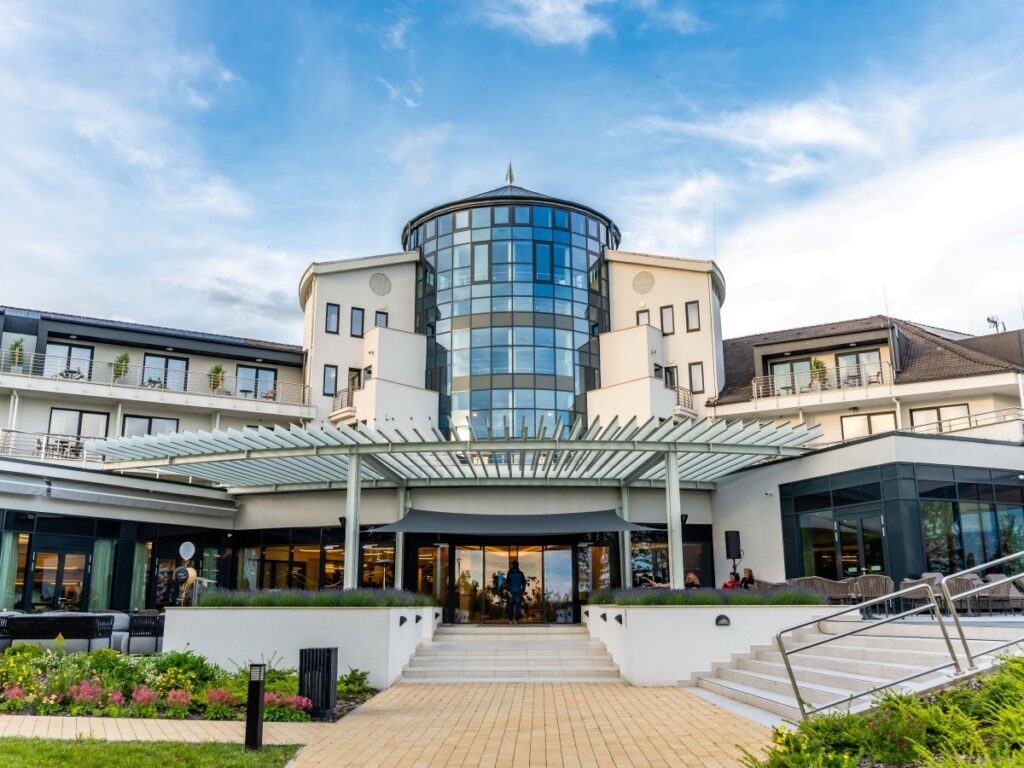 Kenese Bay Garden Resort & Conference superior: töltsd meg az egész ...